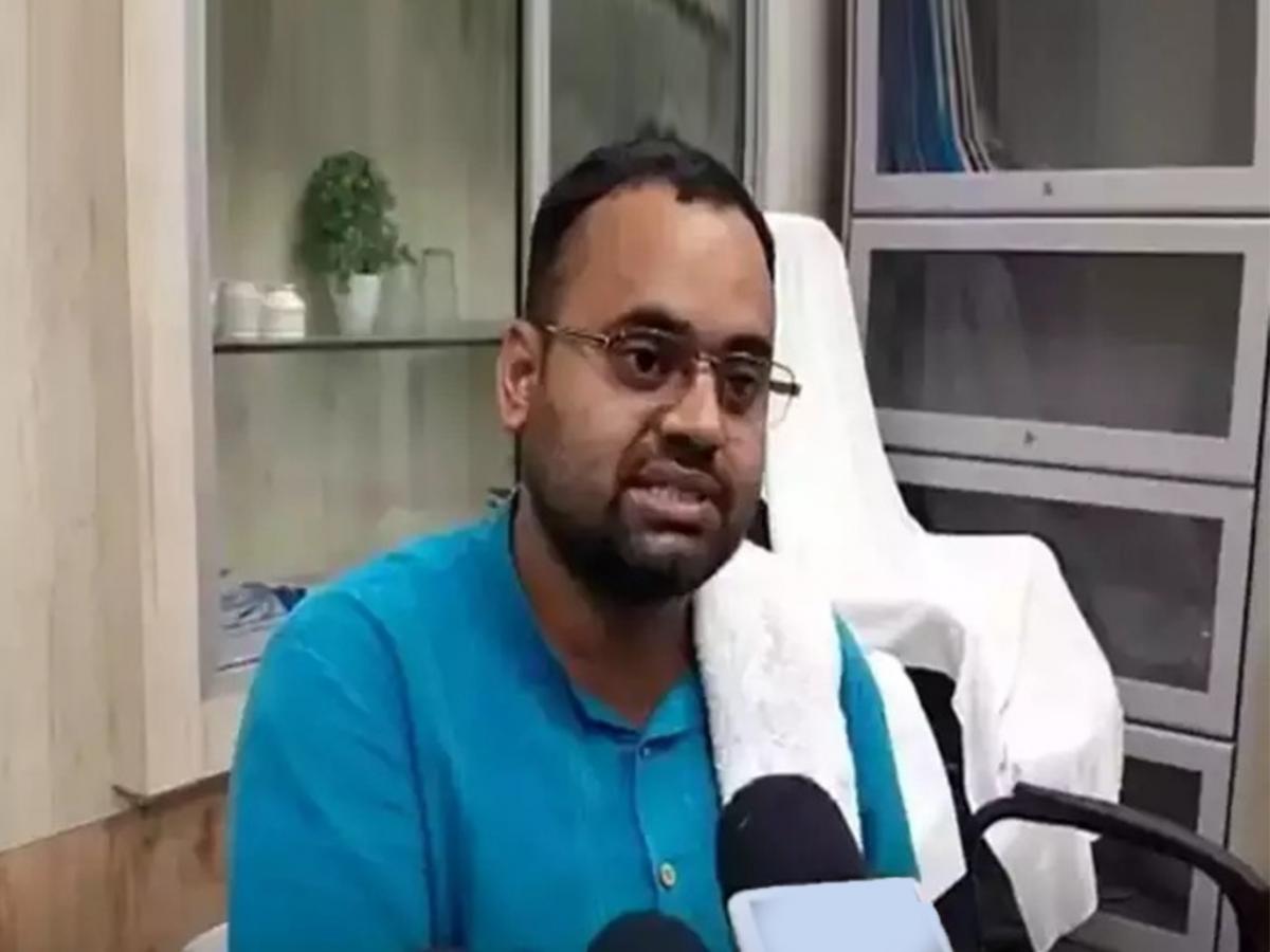 कडक सॅल्यूट! प्राध्यापकाने परत केला 33 महिन्यांचा तब्बल 24 लाख पगार ...