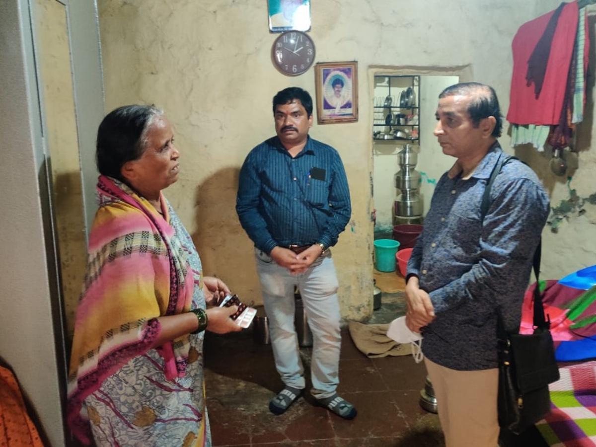 निराधार महिलेला महेश टिळेकर देणार आर्थिक मदतीचा हात - Marathi News ...