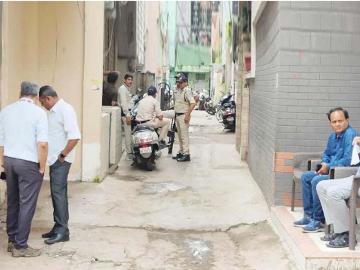 बापरे! बेहिशोबी मालमत्तेचा तपास करण्यासाठी पोहचली EOW ची टीम; पाहताच क्लार्क प्यायला फिनाईल ...