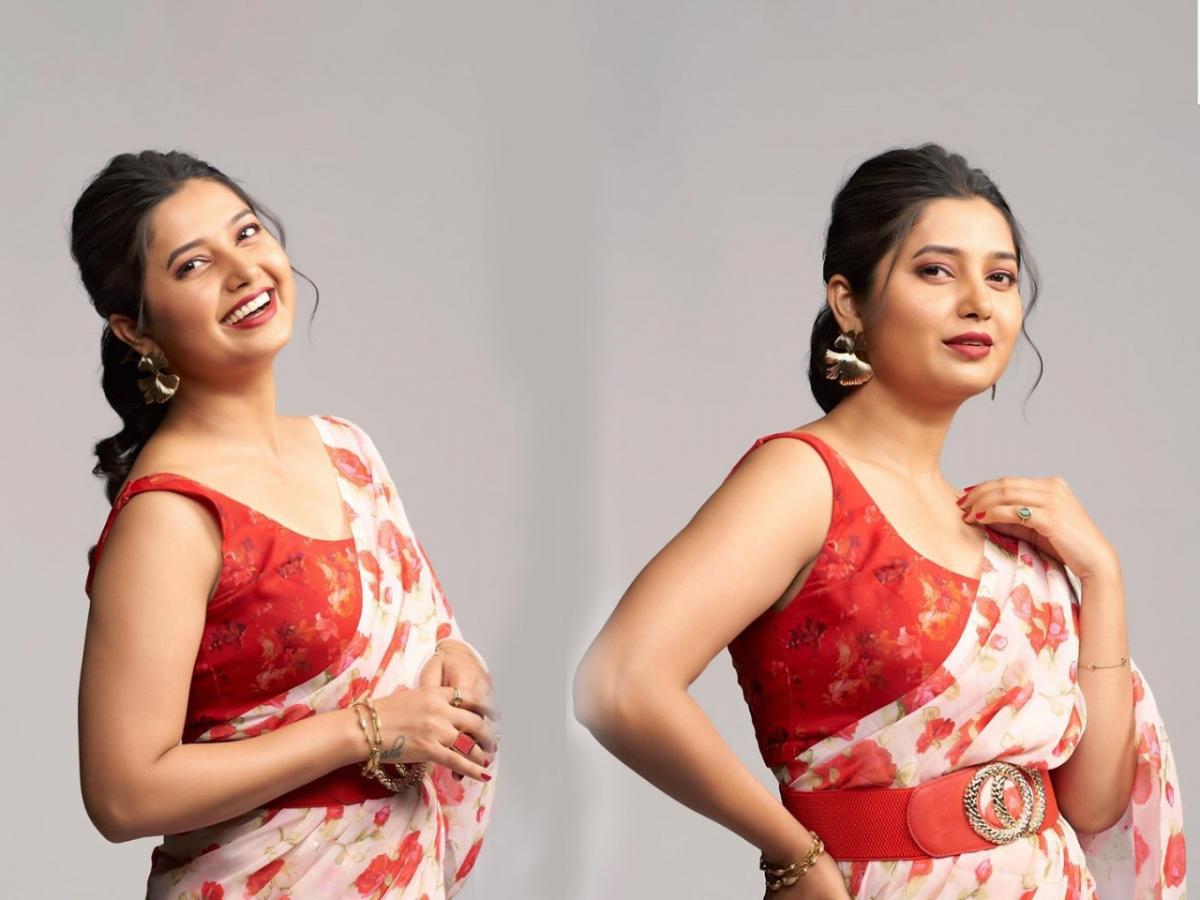 साडीवर बेल्ट लावायची गरजच काय..? प्राजक्ता माळीच्या पोस्टवर ...