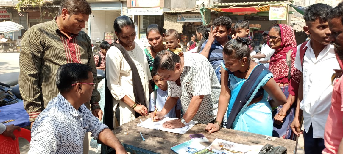 उल्हासनगर महापालिका शाळा क्रं-१८ व २४ च्या पुनर्बांधणीसाठी सह्यांची ...