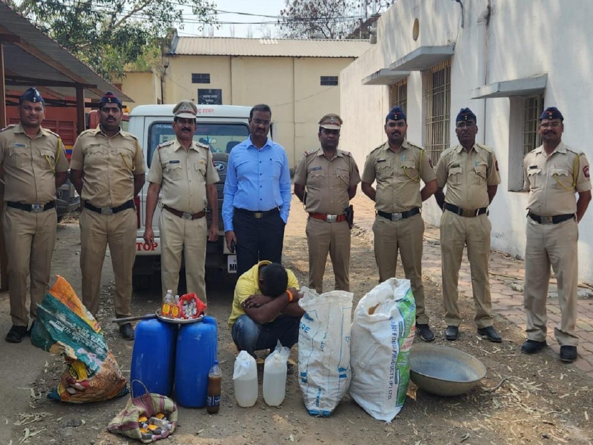 गावठी हातभट्टी, बनावट देशी दारुचा कारखाना उद्धवस्थ; आरोपीचे बीड कनेक्शन ...