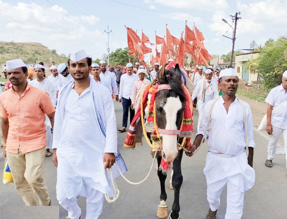 ९० वर्षाची परंपरा कायम! तुकोबांच्या पालखी सोहळ्यात पाथरी तालुक्यातील ...