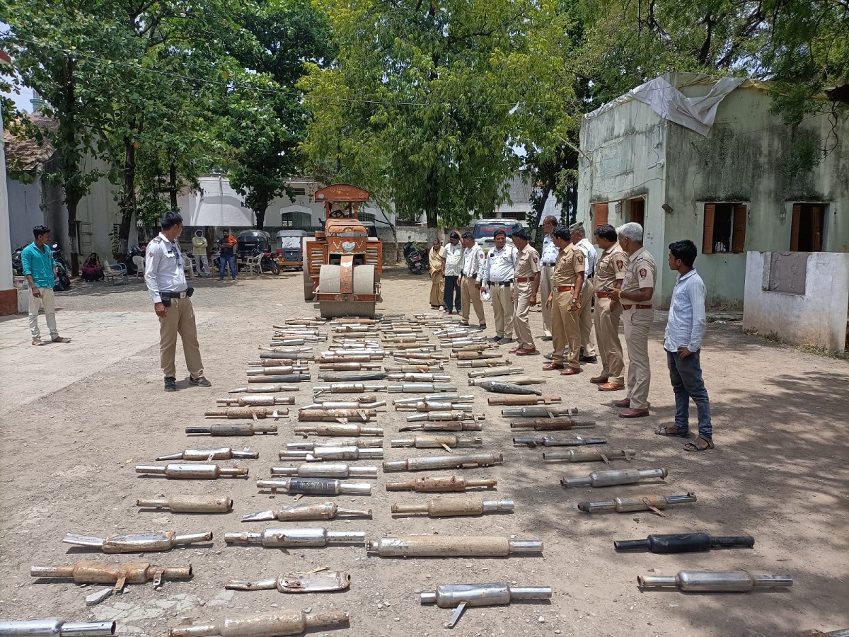 Video: कर्णकर्कश आवाजाला लगाम; पोलिसांनी बुलेटच्या ४४५ सायलेन्सरवर ...