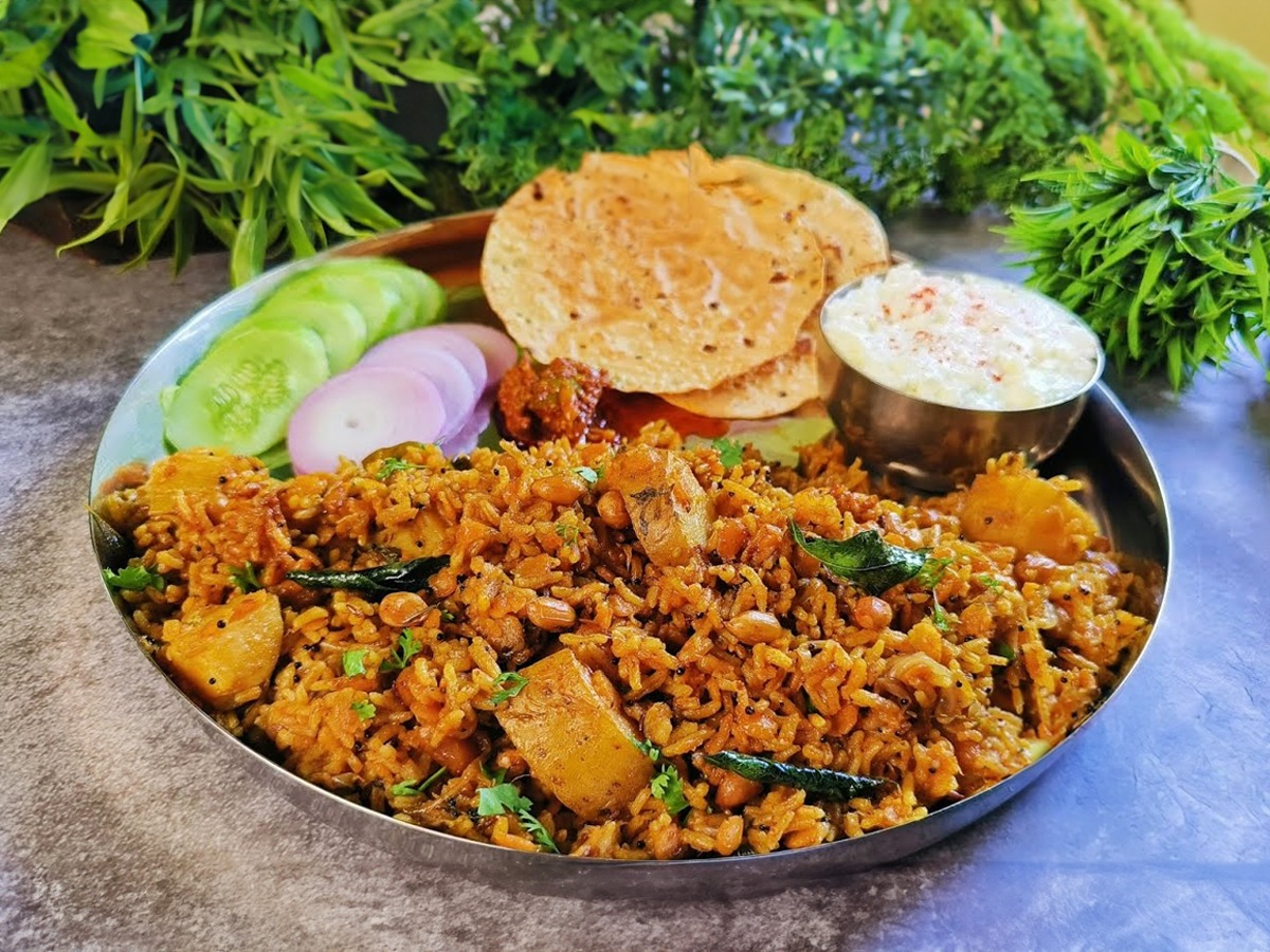 १ वाटी डाळ-तांदुळात चमचमीत मस्त बेत; 'झटपट खान्देशी खिचडी' करण्याची ...