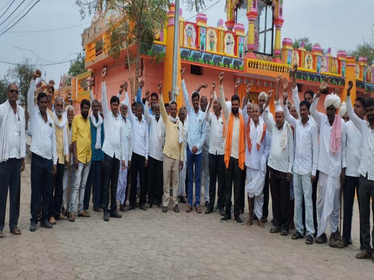 'शासन आपल्या दारी'चा कार्यक्रम ग्रामस्थांनी घोषणा देत उधळून लावला ...