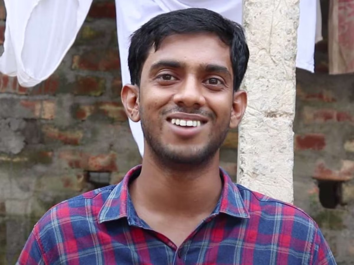 भारीच! वडील रस्त्यावर कपडे विकायचे, लेकाने केली नेत्रदिपक कामगिरी; झाला ...