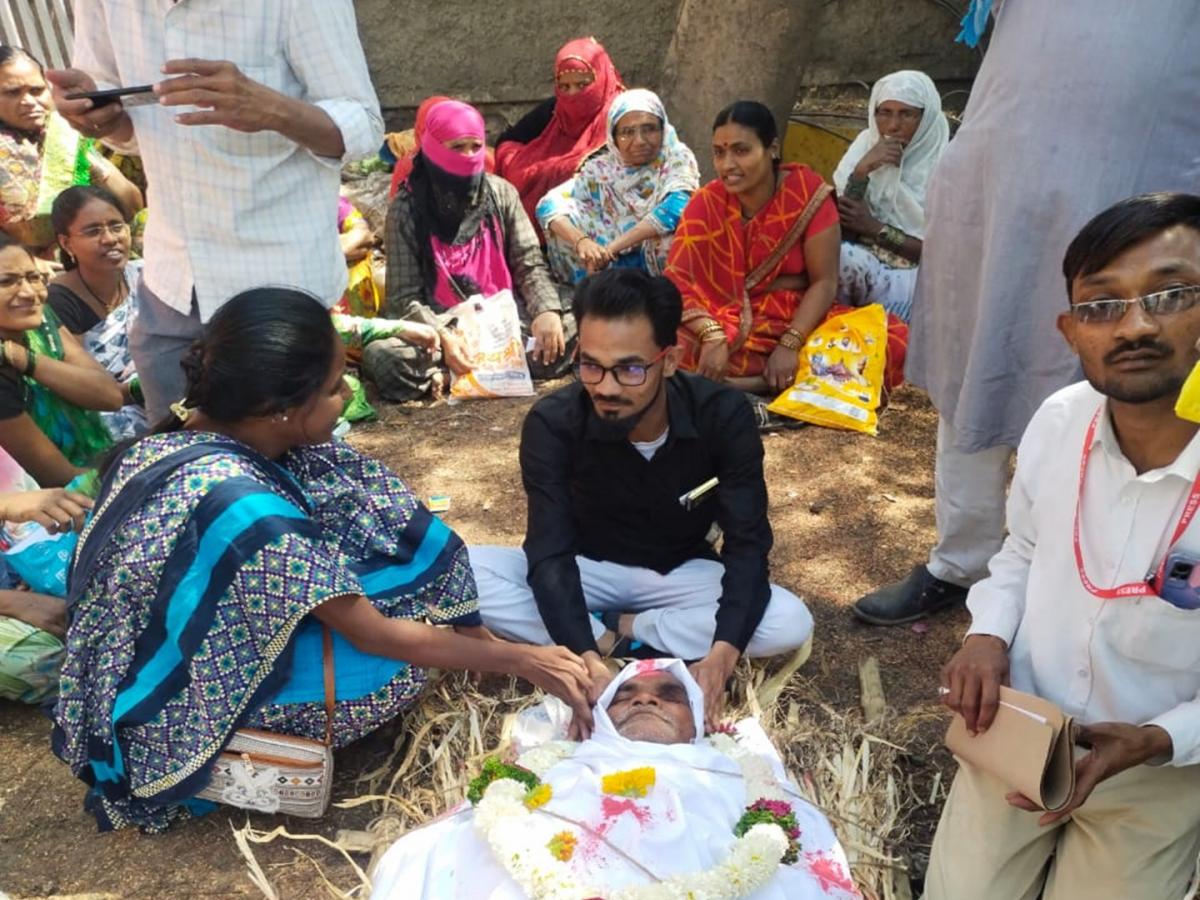 लातूर मनपाच्या प्रवेशद्वारात दिव्यांगांचे तिरडी आंदोलन; हलगी वाजवत ...