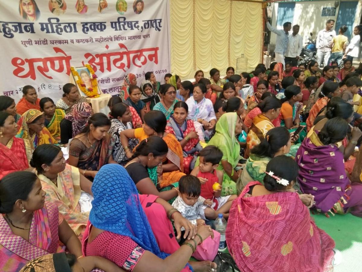 कष्टकरी महिलांच्या हक्कासाठी स्वतंत्र मंडळ स्थापन करावे; लातूरात धरणे ...