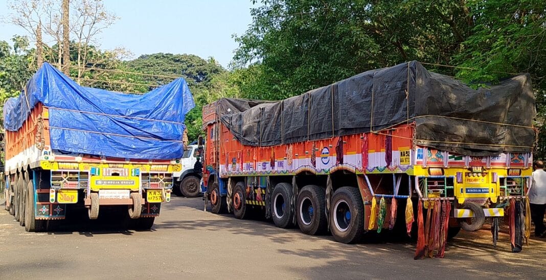 बॉक्साइट सदृश्य चिऱ्याच्या भुकटीची वाहतूक, मळेवाड येथे दोन ट्रक ताब्यात ...