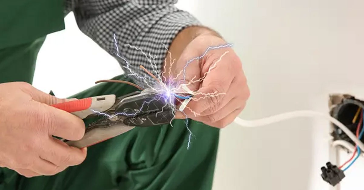 एक्सटेंशन बॉक्स बंद न करता वायरला हात लावणे जीवावर बेतले - Marathi News ...