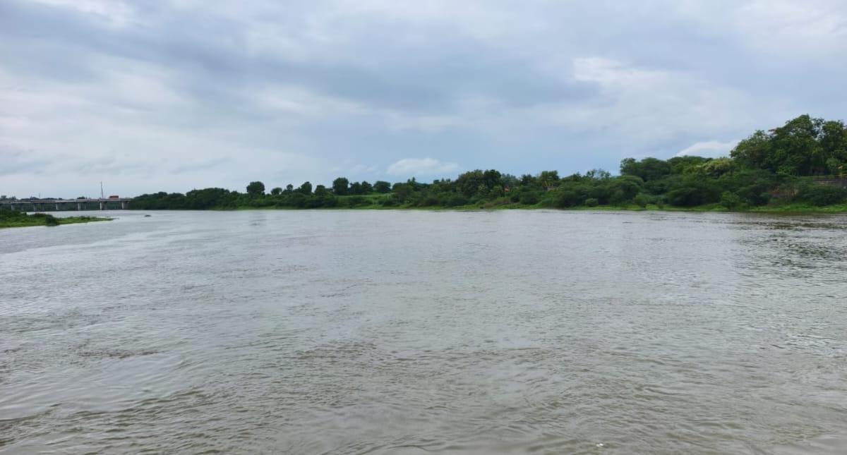 गोदावरी नदी बारा हजार क्यूसेक्सने प्रवाही; कोपरगाव, राहत्यासह मराठवाड्याला दिलासा Ahilyanagar ...