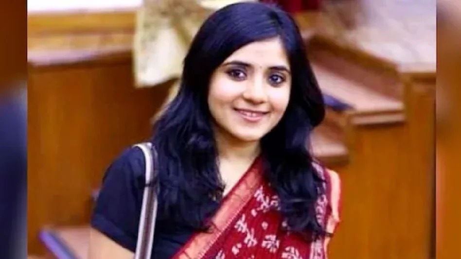 DP वर कलेक्टरचा फोटो, IAS च्या नावाने अधिकाऱ्यांकडे मागितले पैसे ...