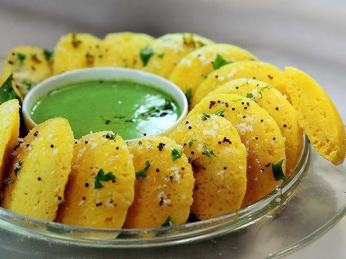 १ वाटी बेसनाच्या करा मऊ, लुसलुशीत इडल्या; सोपी रेसिपी, झटपट बनेल नाश्ता ...