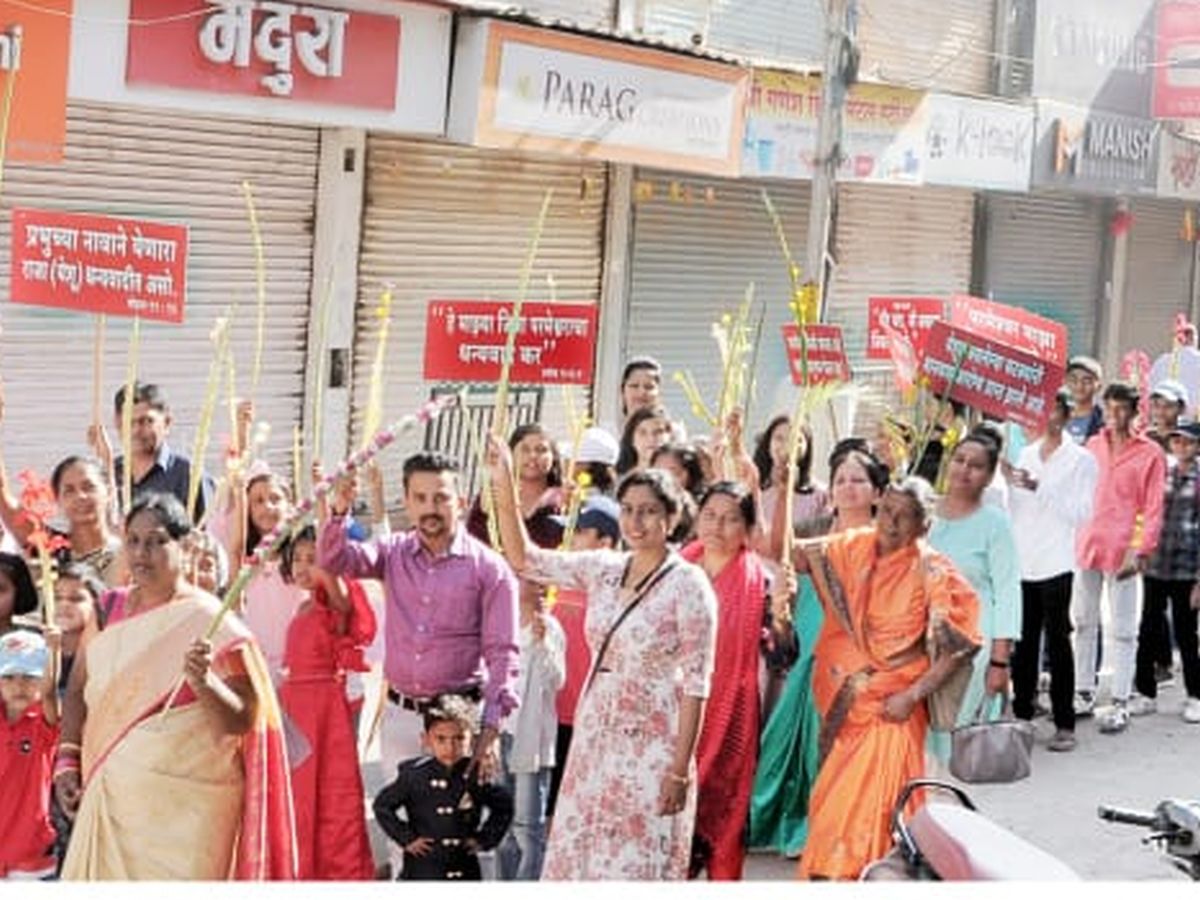 नगर शहरात साजरा झाला झावळ्यांचा रविवार Ahilyanagar Marathi News ...