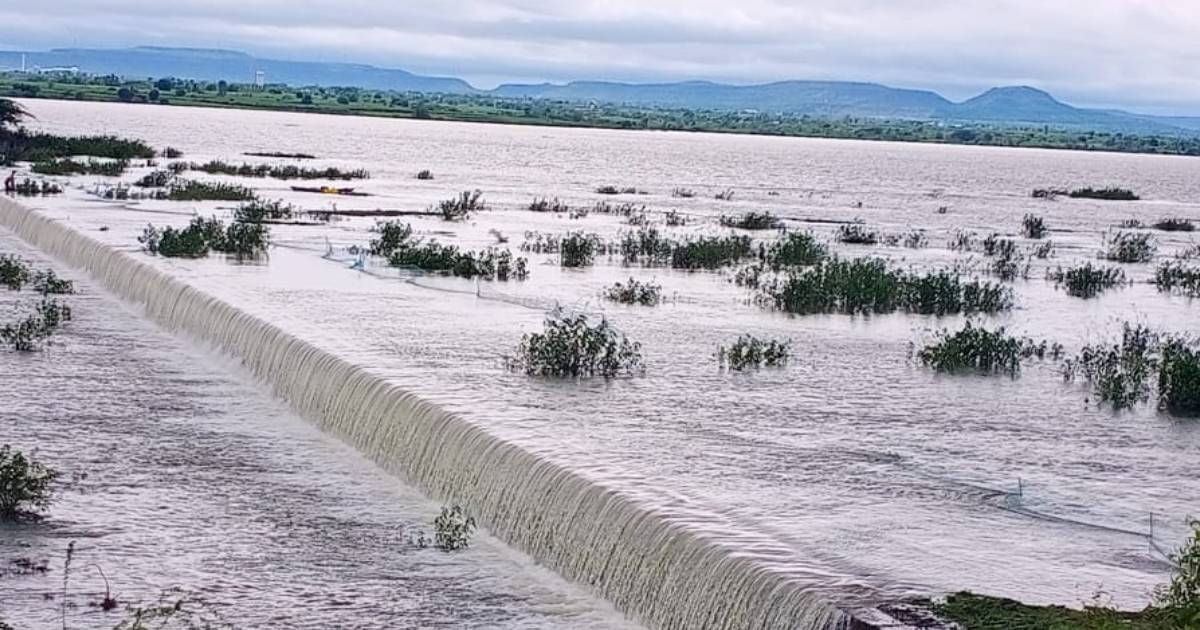 खटाव तालुक्याच्या इतिहासात पहिल्यादांच मे महिन्यात तलाव भरला; येरळा ...