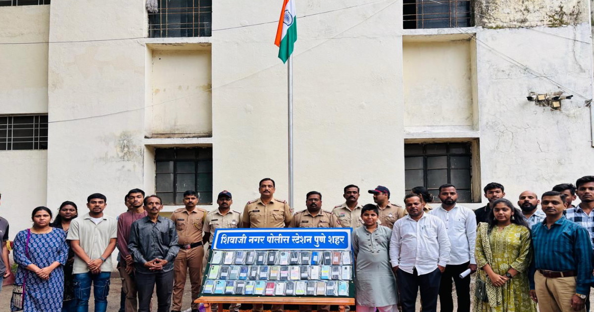 हरवलेला मोबाईल परत मिळाला; पुणे पोलिसांनी दिले ४१ मोबाईल परत Pune ...