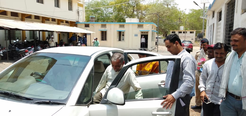 सेवानिवृत्त शिपायाला जि.प. अध्यक्षांच्या कारमधून सोडले घरापर्यंत! Akola ...