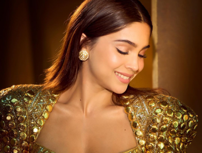 Happy Diwali 2024 Bollywood Actress Sharvari Wagh Glamorous Look Photoshoot