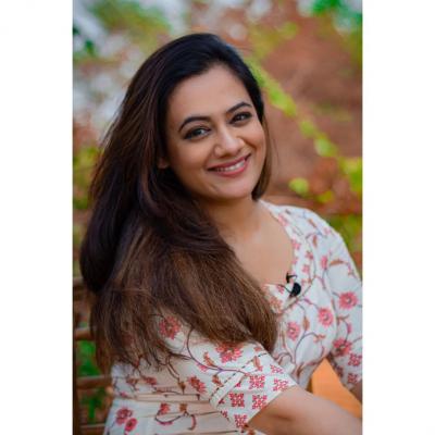 Photos: सिनेसृष्टीपासून कोसोदूर आहे स्पृहा जोशीचा नवरा; जाणून घ्या ...