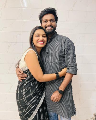 Rohit Mane : 'हास्यजत्रा' फेम रोहित माने बायकोसोबत इंटिमेट, PHOTOS व्हायरल; चाहत्यांनी सुनावले ...