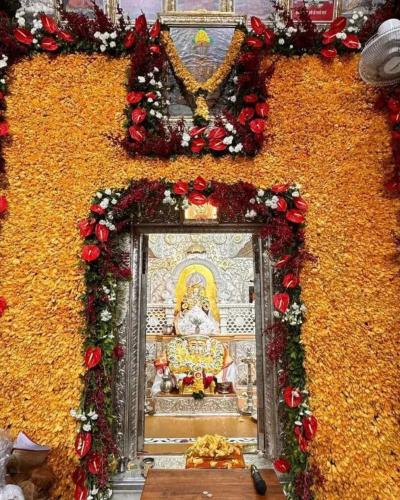 आदेश बांदेकरांसोबत पारु मालिकेची टीम अक्कलकोट स्वामी समर्थांच्या चरणी ...