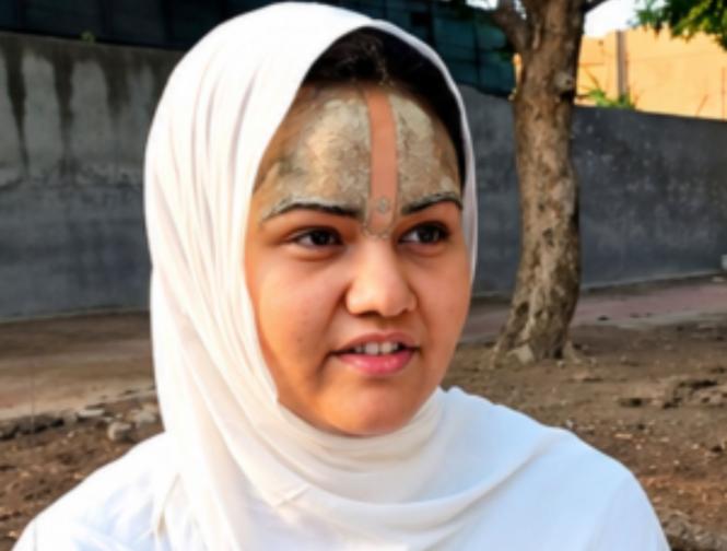 लोकप्रिय अभिनेत्रीने निवडला अध्यात्माचा मार्ग; प्रेमानंद महाराजांच्या ...