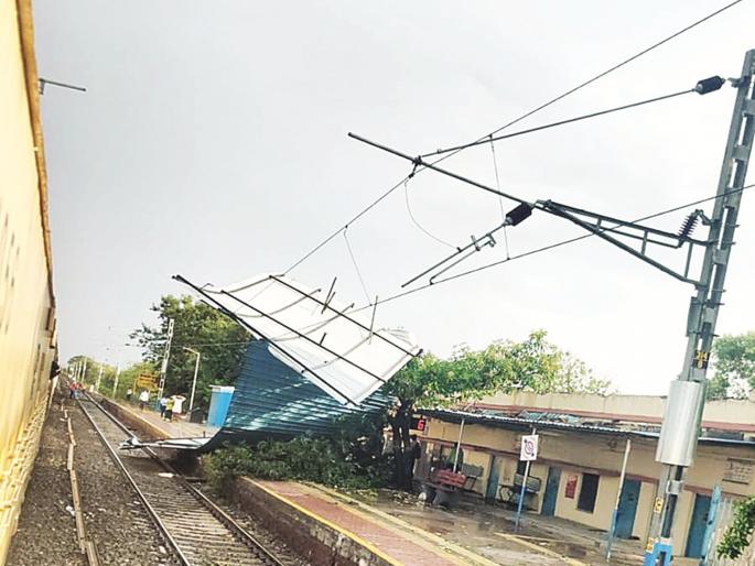 वादळी वाऱ्यामुळे पत्रे उडून रेल्वे तारांवर पडली; पोखर्णी नृसिंह ...