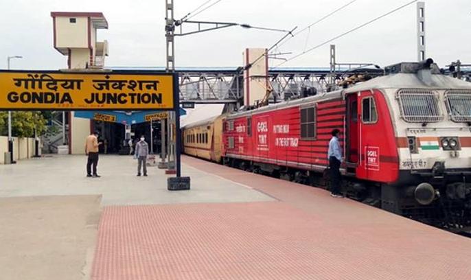 तब्बल ७० दिवसानंतर गोंदिया रेल्वे स्थानकावरुन धावली ट्रेन - Marathi News | Train ran from Gondia ...