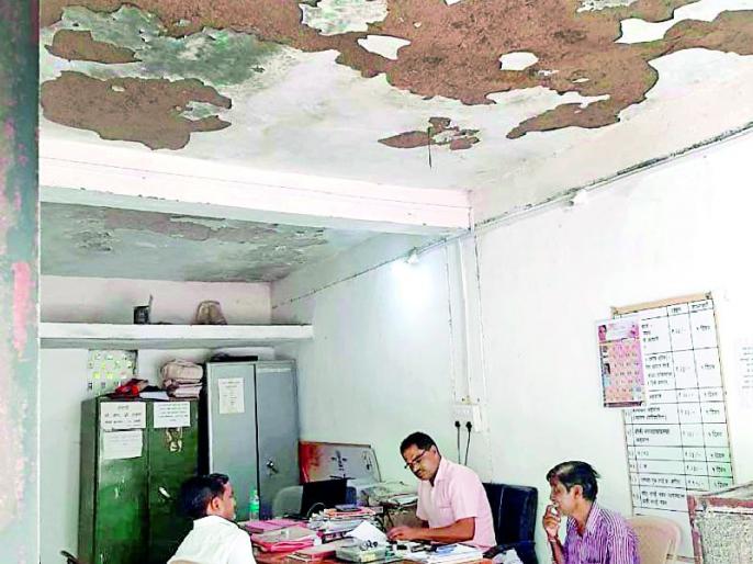 आष्टीच्या तलाठी कार्यालयाला लागली गळती - Marathi News | Ashti Talathi's ...