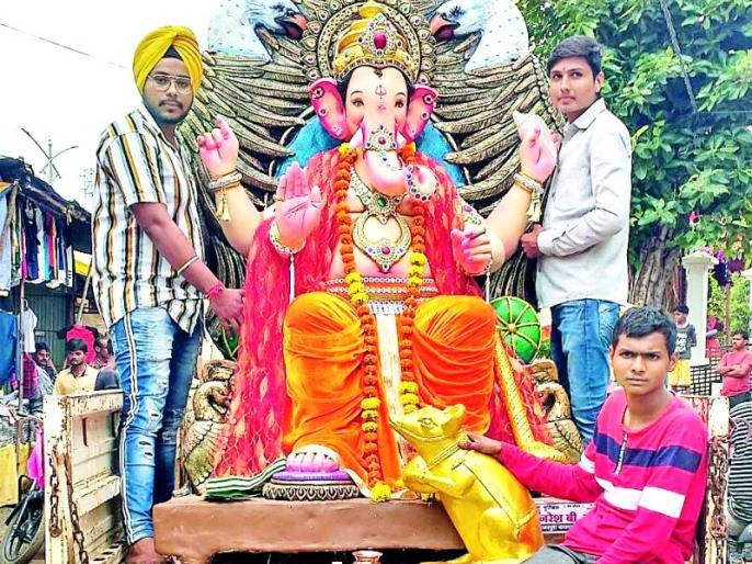 गणरायाचे उत्साहात आगमन - Marathi News | Coming up of the Ganraya ...