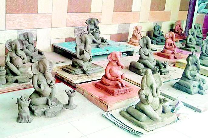 मातीपासून श्रीगणेशमूर्ती निर्मिती कार्यशाळा - Marathi News | Soil ...