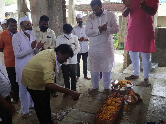 पेठ भवानी मंदिर कळस बांधकामाचा शुभारभ - Marathi News | Inauguration of ...