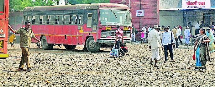 एसटीच्या चाकाने दगड उडून अनेक प्रवासी जखमी - Marathi News | The ST's ...