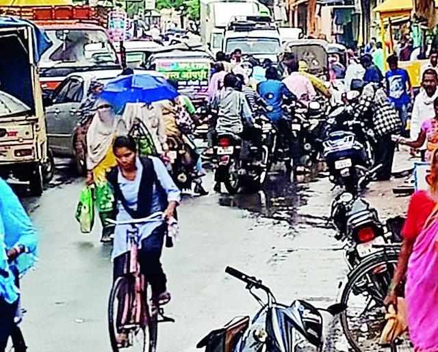 तुमसर शहरातील मुख्य चौकात वाहतुकीची कोंडी - Marathi News | The traffic ...