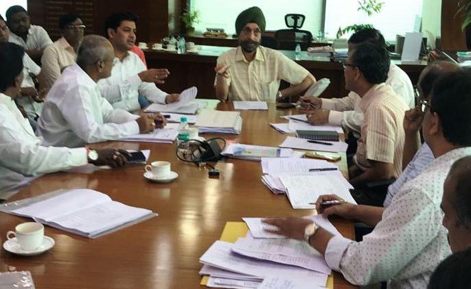 तळोजा एमआयडीसी- बदलापूर पाइपलाइन रस्त्याच्या कामाला मुख्यमंत्र्यांच्या ...