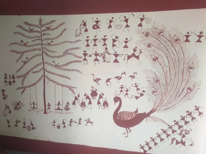 समाज मंदिराच्या भिंतीवर रेखाटली वारली संस्कृती चित्रे - Marathi News ...