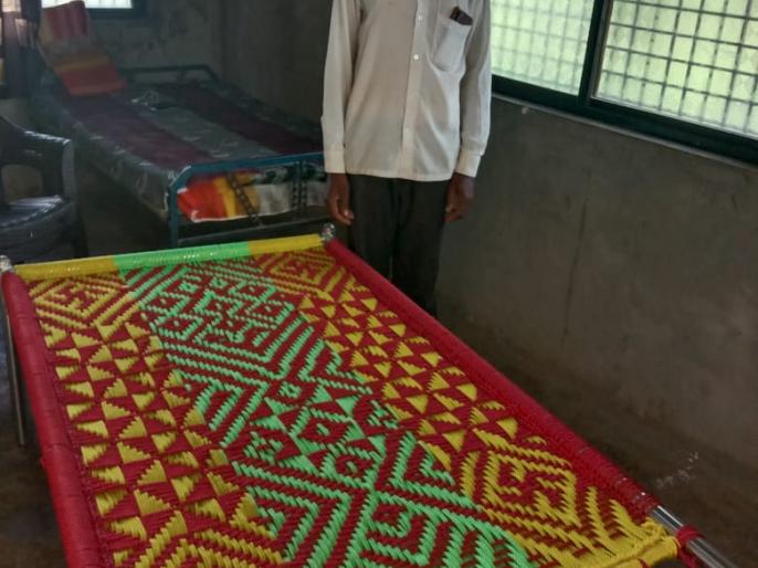 खाट विणकामातून साधली उद्योगाची संधी - Marathi News | Bed weaving ...