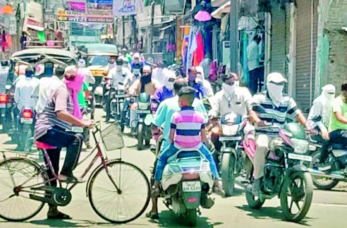 पुसदमध्ये खरेदीसाठी उसळली गर्दी - Marathi News | Crowds thronged for ...