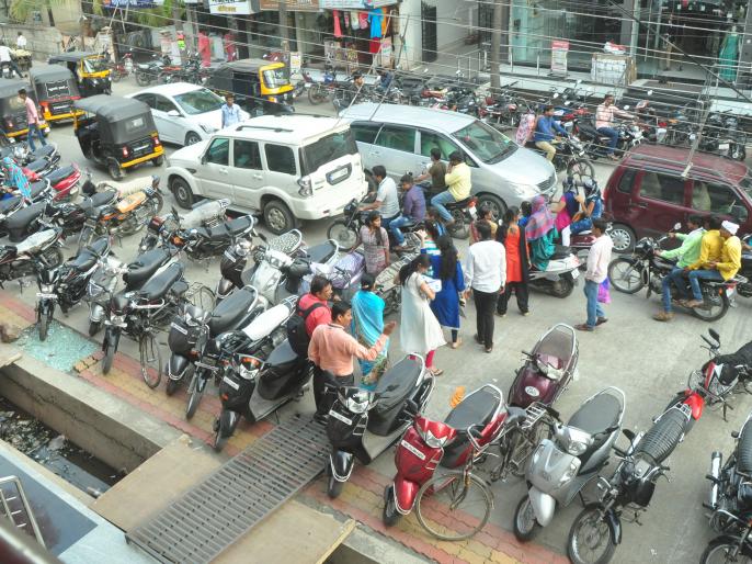 कोंडीत घुसमटले बीड शहर - Marathi News | Kondit enters Beed city ...