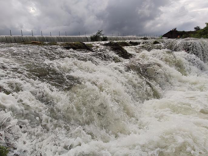 कळंबा तलाव ओव्हर फ्लो; जनजीवन विस्कळीत - Marathi News | Kalamba Lake ...