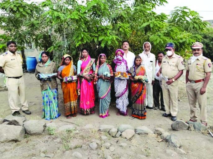 चिखली पोलिसांची भाऊबीज भिल्ल वस्तीवर ! - Marathi News | Chikhali police ...
