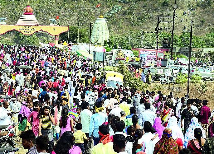 कोंडेश्वरला अलोट गर्दी - Marathi News | Crowds all round Kondeshwar ...