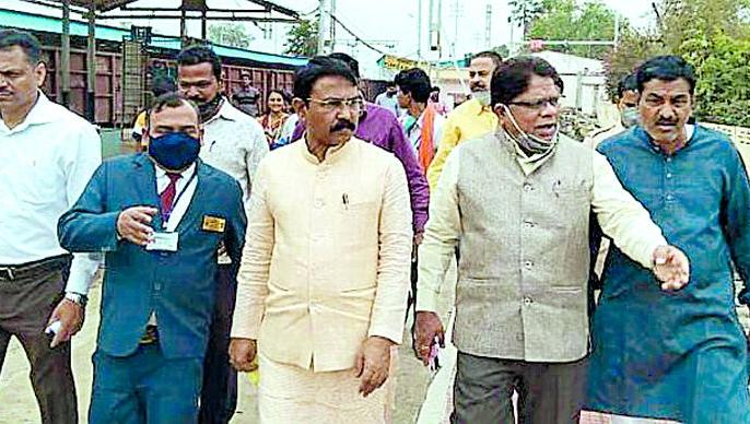 तुमसर रेल्वेस्थानकातील समस्यांचा खासदारांकडून आढावा - Marathi News ...