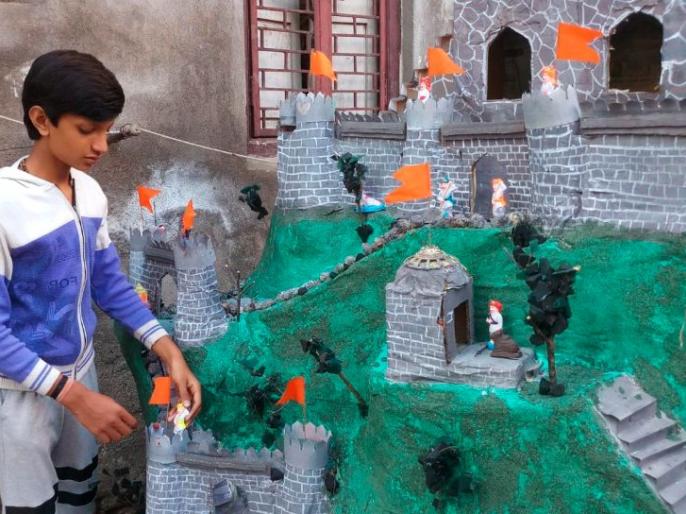 टाकाऊ वस्तूंपासून बनविला किल्ला - Marathi News | A fort made of waste ...