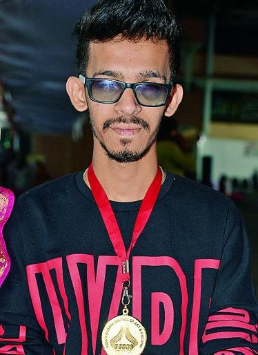 दृष्टिहीन अनिकेतच्या स्वरलहरीने दुबई जिंकली - Marathi News | Anikat won ...