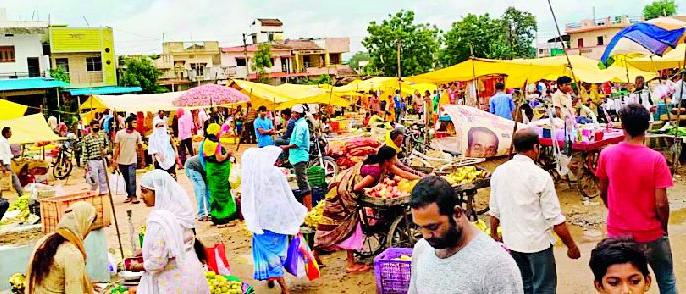 वरठी येथे आठवडी बाजाराला प्रारंभ होताच उसळली गर्दी - Marathi News | As ...