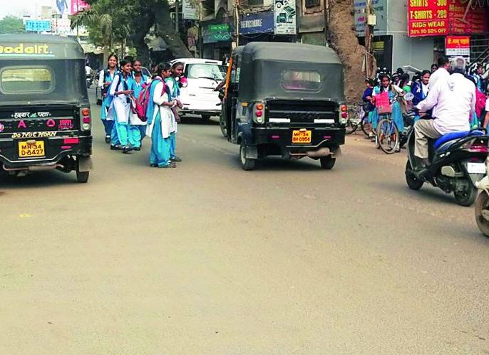 वाहतूक कोंडीमुळे विद्यार्थ्यांचा जीव धोक्यात - Marathi News | Traffic ...