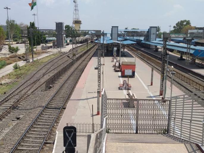 नाशिकरोड रेल्वेस्थानकात आयसोलेशन ट्रेन - Marathi News | Isolation train ...