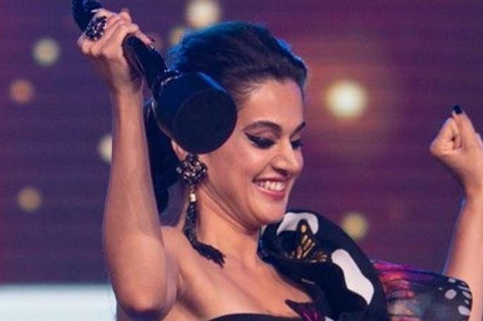 आयुषमानशी तुलना होताच तापसी पन्नूची सटकली...!! - Marathi News | taapsee ... आयुषमानशी तुलना होताच तापसी पन्नूची सटकली...!! - Marathi News | taapsee ...